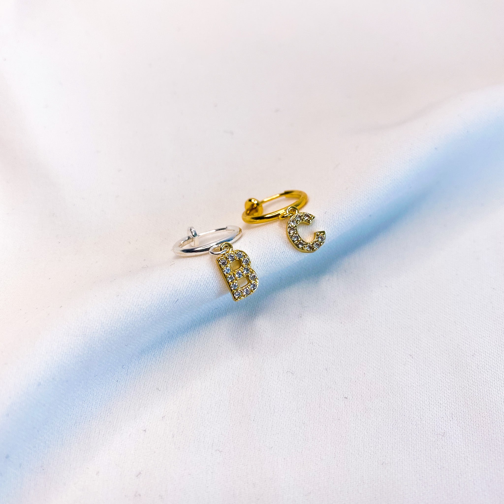 Initials - Goldcoloured – Klipoorbellen.com